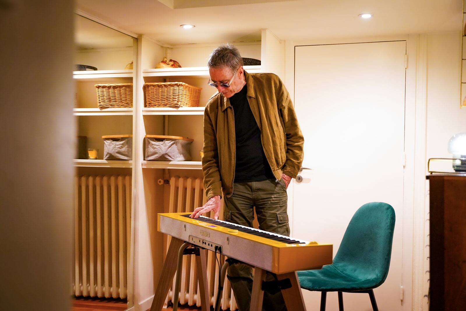 Alain Chamfort en tant que voix pour le magazine Privia